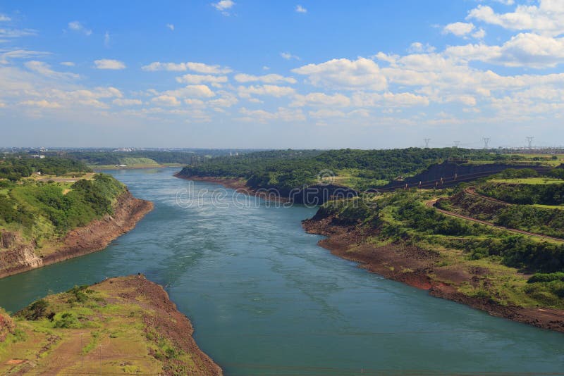 Rio De Paraná, Brasil, Paraguai Foto de Stock - Imagem de itaipu, céu ...