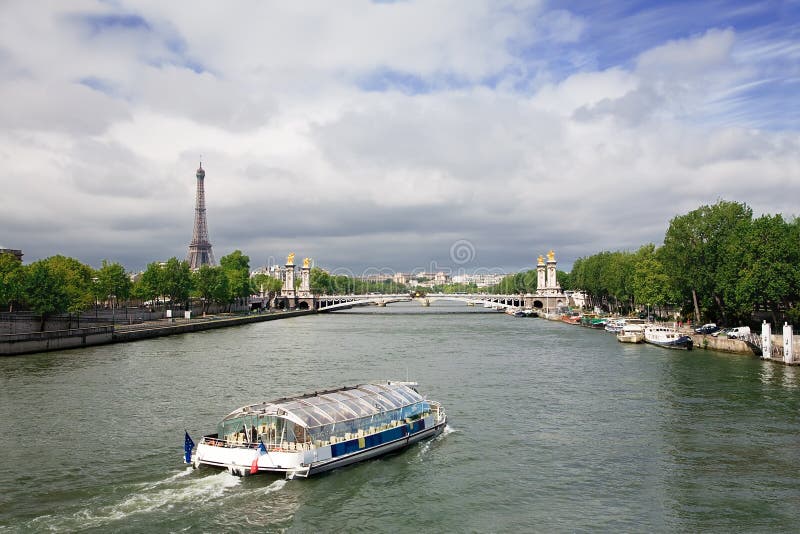 Rio De Seine, Paris, France Imagem de Stock - Imagem de torre, turista ...