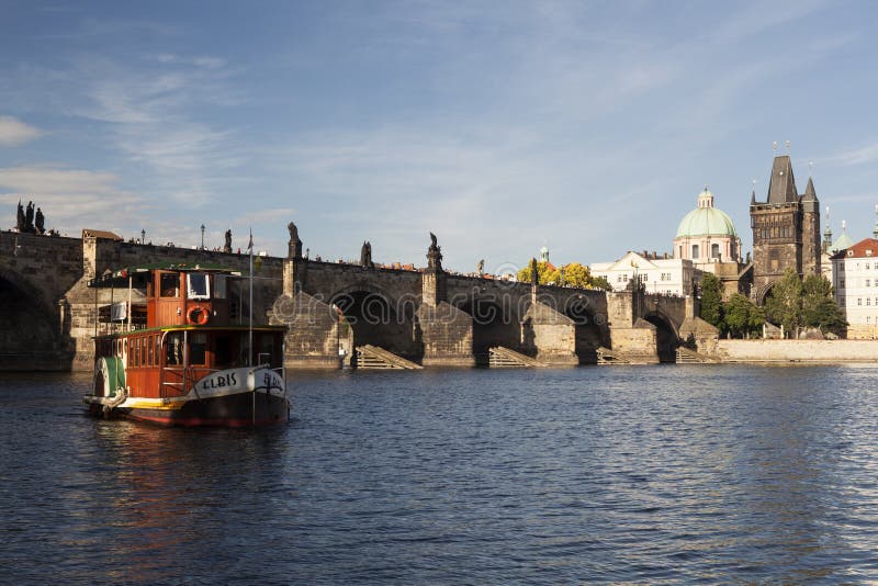 Rio de Vltava em Praga fotografia editorial. Imagem de cena - 64275882