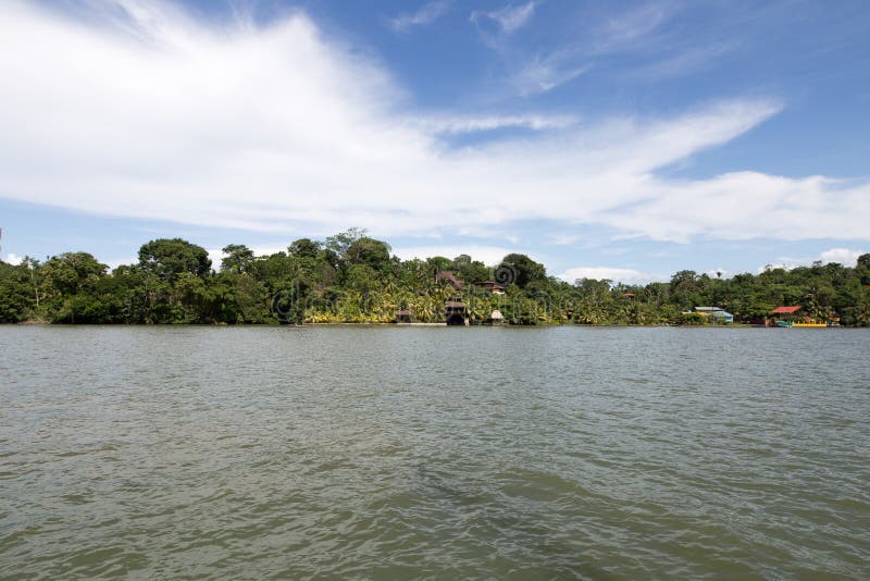 Rio Dulce River photo stock. Image du guatemala, architecture - 101031640