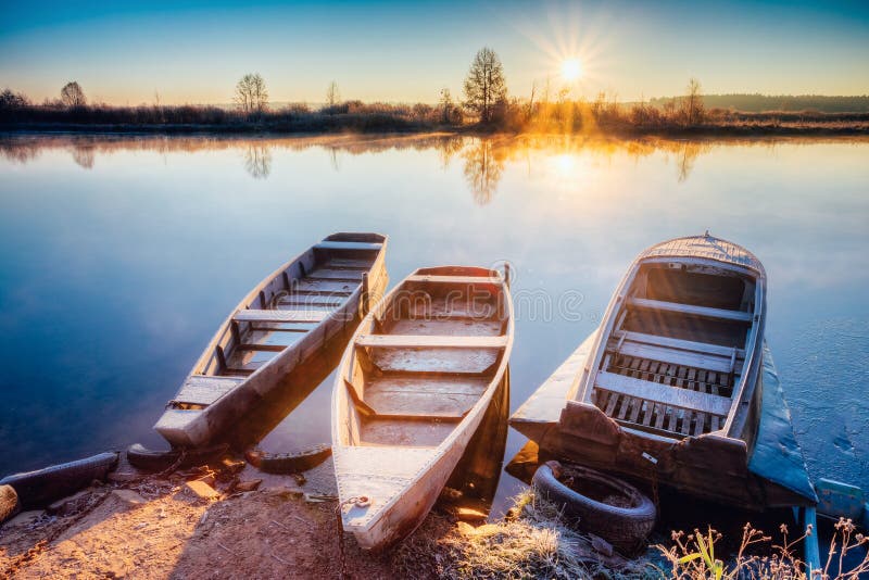 Rio E Barco De Pesca De Madeira Velho Do Enfileiramento Em Imagem de ...