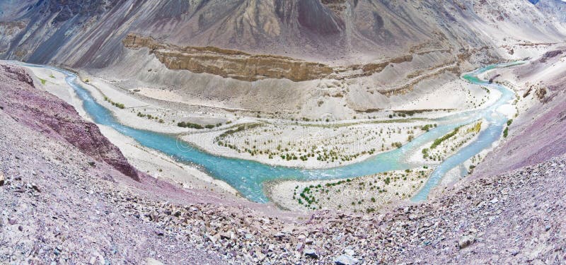 Rio Indus nos himalayas, foto de stock. Imagem de fluxo - 119929474