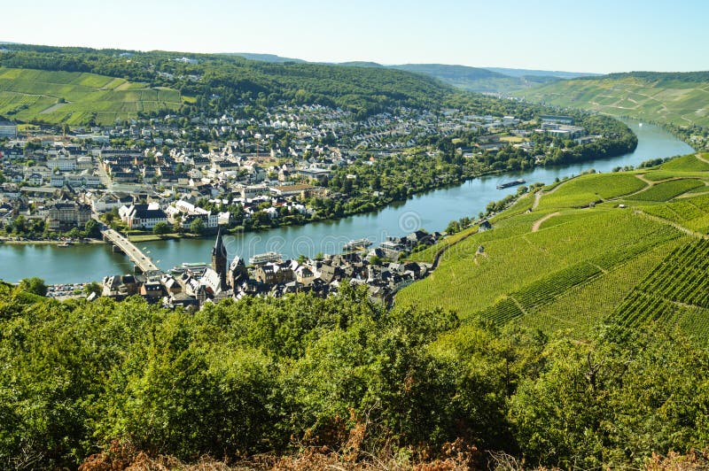 Vinhedos do vale de Mosel foto de stock. Imagem de fundo - 115635724