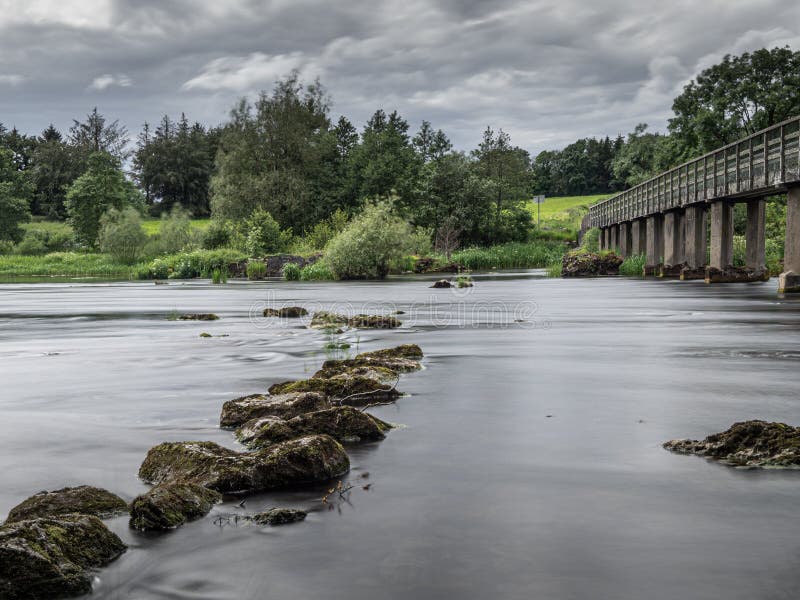 Rio Shannon Foot Bridge foto de stock. Imagem de velho - 131887230