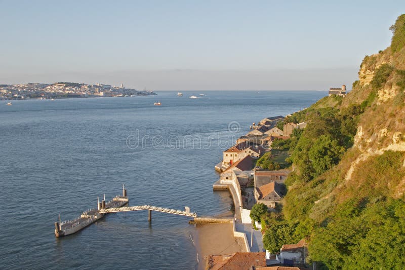 Rio Tagus E Para Baixo Cidade Lisboa No Fundo Foto de Stock - Imagem de ...