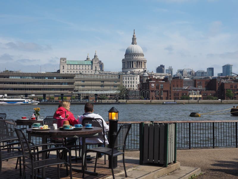 Rio Tamisa em Londres imagem de stock editorial. Imagem de londres ...