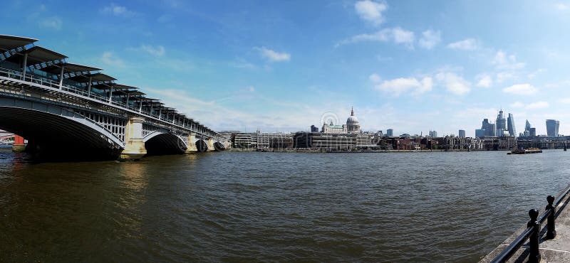 Rio Tamisa em Londres imagem de stock editorial. Imagem de arquitetura ...