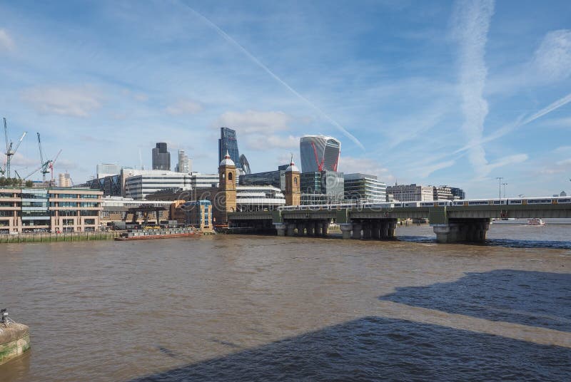 Rio Tamisa em Londres foto editorial. Imagem de europeu - 60454881