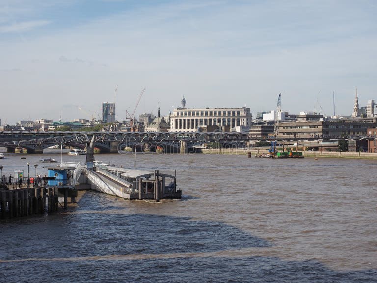 Rio Tamisa em Londres fotografia editorial. Imagem de editorial - 60502507