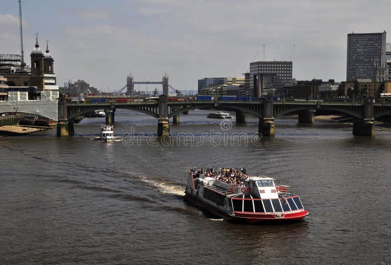 Rio Tamisa - sightseeing imagem de stock. Imagem de arquitetura - 5586545