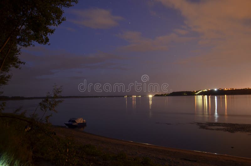 Rio Volga e cruzador foto de stock editorial. Imagem de cruzador - 22780273
