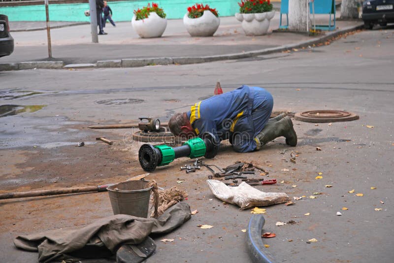 Riolering Op Straat. Uitgang Van De Leidingen Naar Het Oppervlak Stock ...