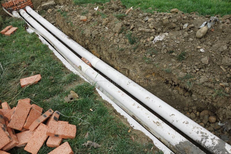 Oude rioolbuis stock afbeelding. Image of riool, water - 102781095