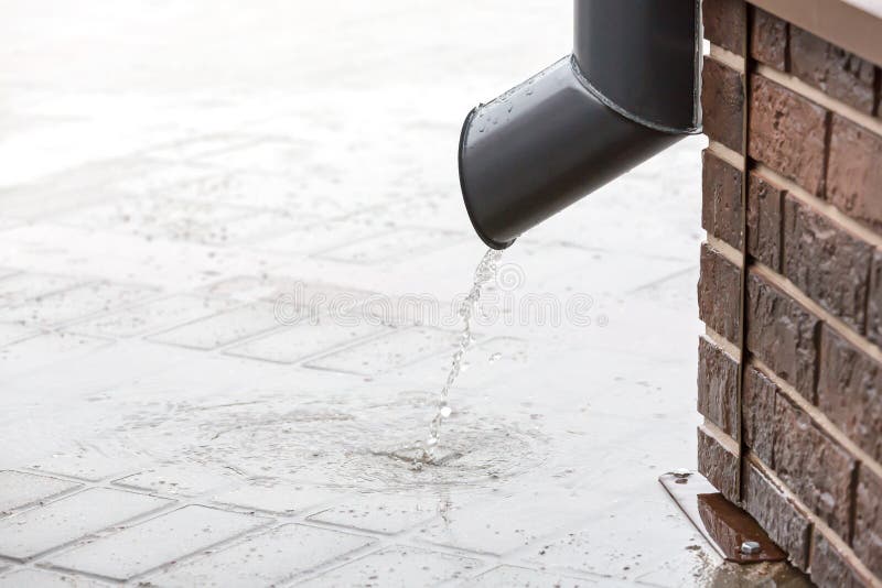 Rioolbuis Met Stromend Regenwater Stock Afbeelding - Image of buis ...