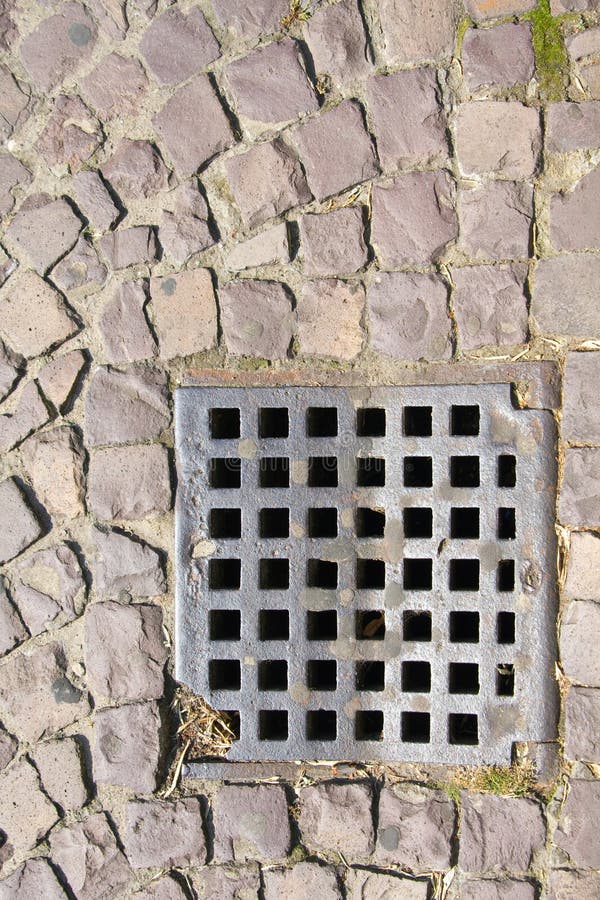 Rioolrooster stock afbeelding. Image of regen, asfalt - 31762547