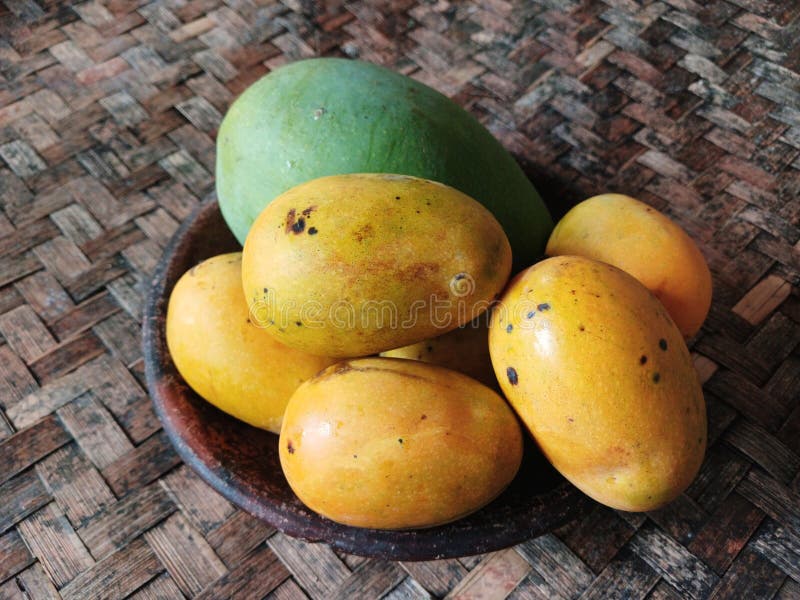 Ripe Mango Fruit Isolated on Woven Bamboo. Fresh Mango Fruit Stock ...