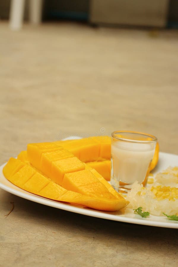 Ripe Mango and Sticky Rice with Coconut Milk Stock Image - Image of ...