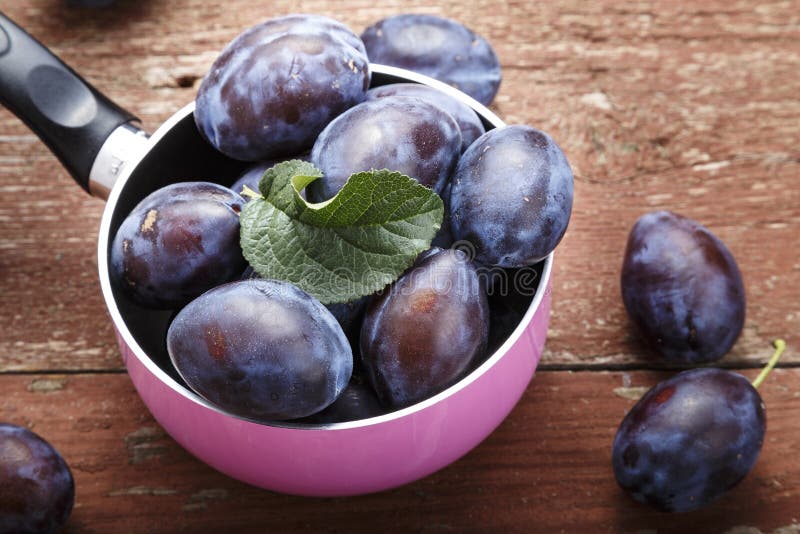Ripe plums on the table stock image. Image of dessert - 150562293
