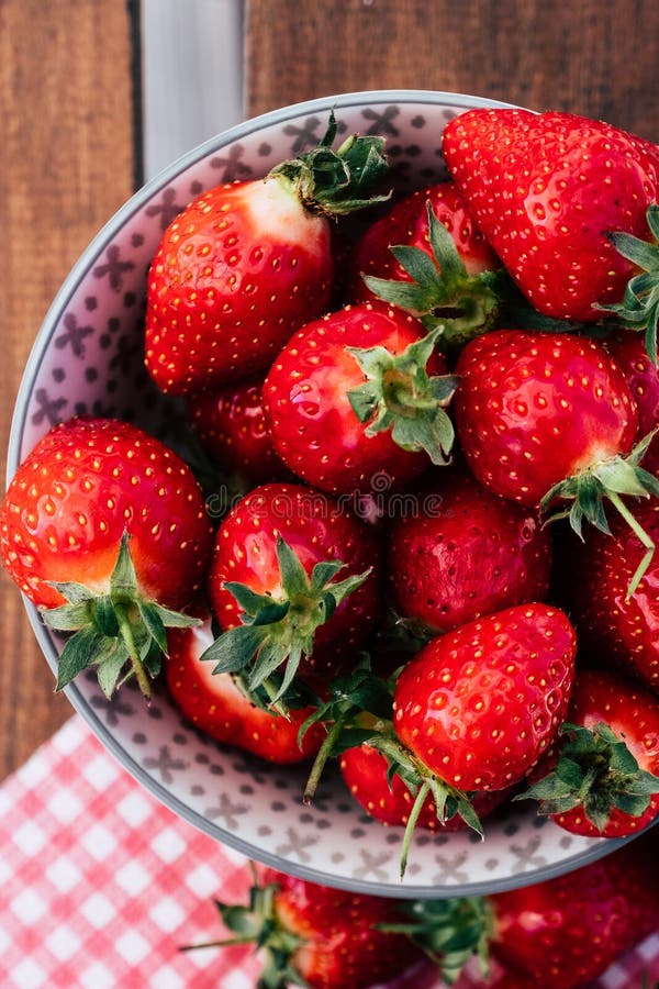 Red strawberries in a bowl stock image. Image of juicy - 111767397