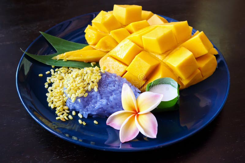 Ripe Sweet Mango with Sticky Rice, Traditional Thai Dessert Stock Photo ...