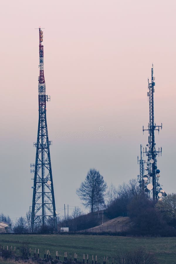 Ripetitori Ed Antenne Radiofoniche Un'antenna Per Il Cellulare ...