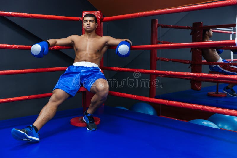 Pugile Che Si Siede in Ring Fotografia Stock - Immagine di ...
