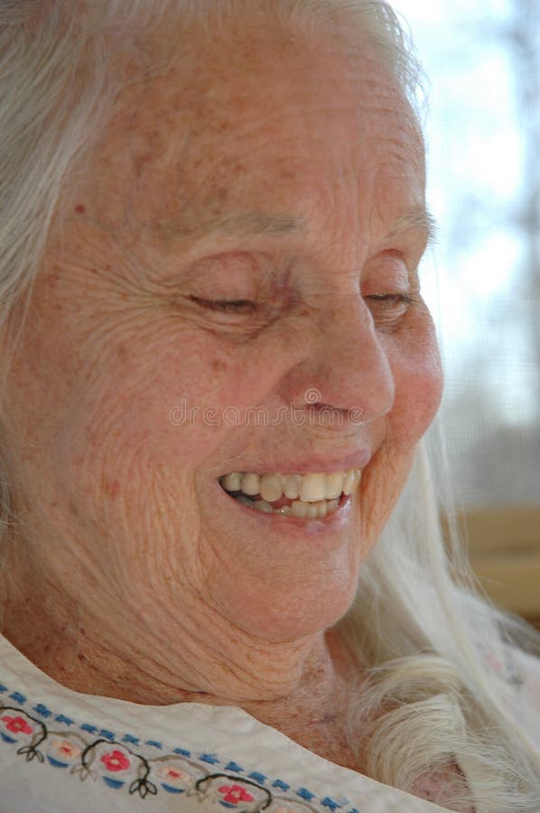 Risa de la gran abuela foto de archivo. Imagen de mujer - 104010