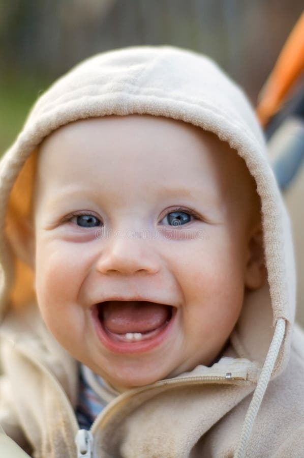 Risa Abierta Sonriente Emocionada Adorable De La Boca Del Bebé Foto de ...
