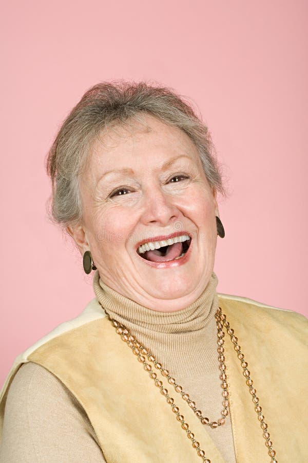 Retrato De La Señora Contenta Alegre Que Pone Sus Manos Junto Que ...