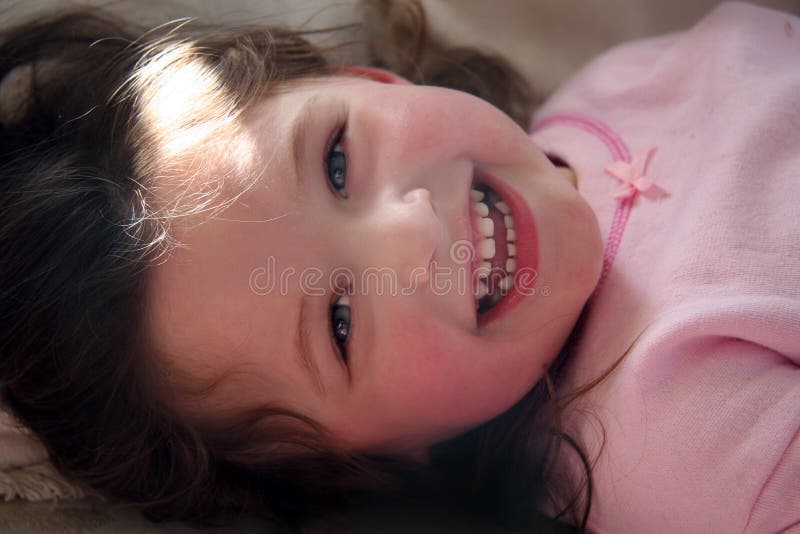 Risata della bambina fotografia stock. Immagine di risata - 4234018