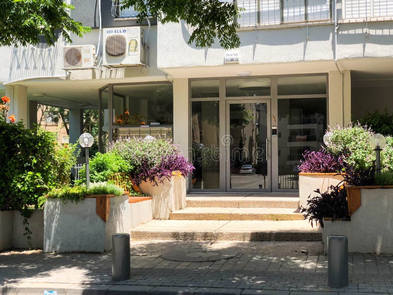 RISHON LE ZION, ISRAEL -18 DE JUNIO DE 2018: Hermosas Puertas De Cristal De Un Gran Edificio En ...