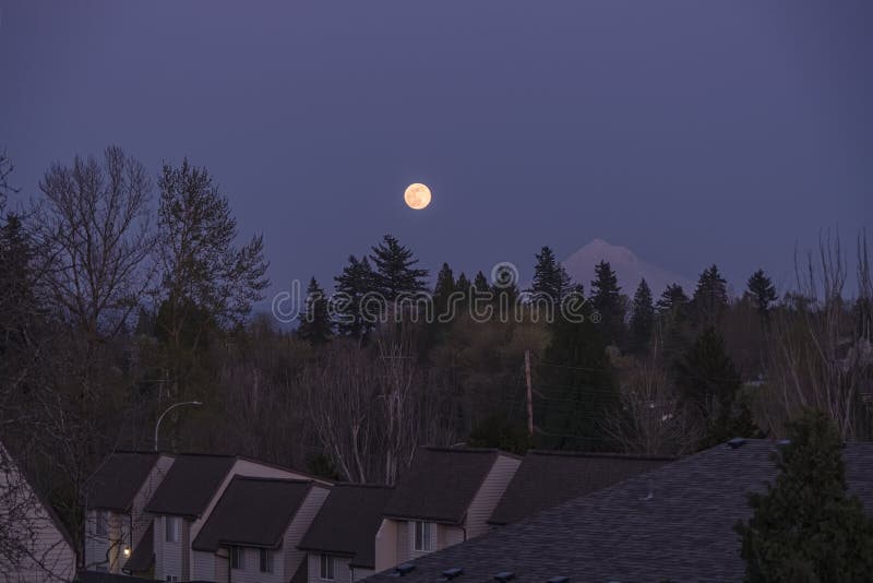 The Rising Moon in Oregon State Stock Image - Image of calmness, snow ...
