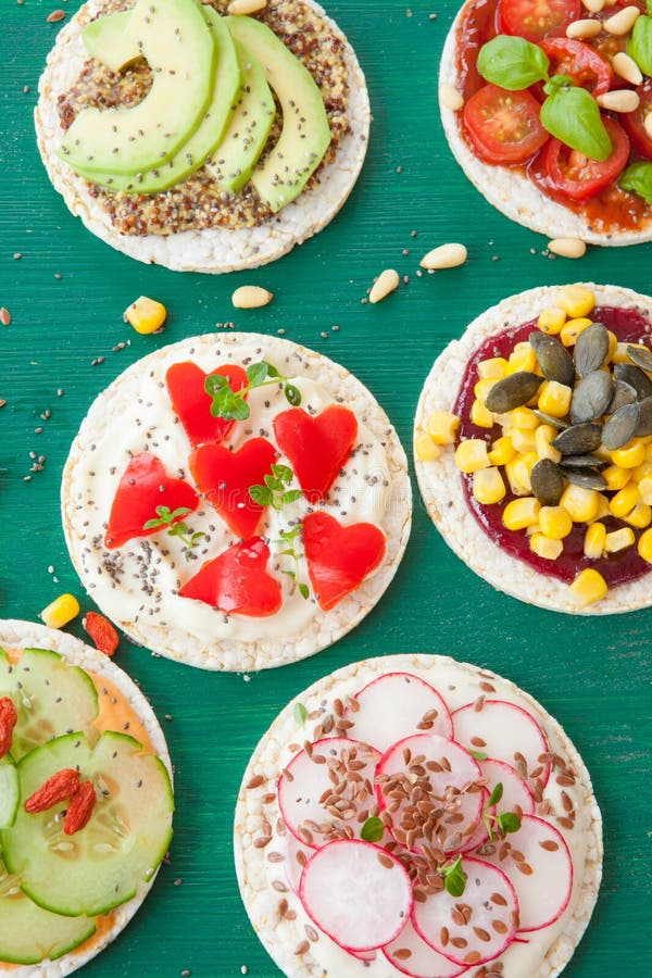 Riskakor med nya veggies fotografering för bildbyråer. Bild av frö ...