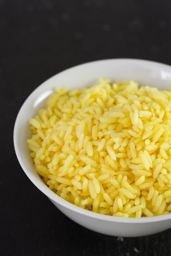 Riso giallo con polpette immagine stock. Immagine di verdure - 20840069