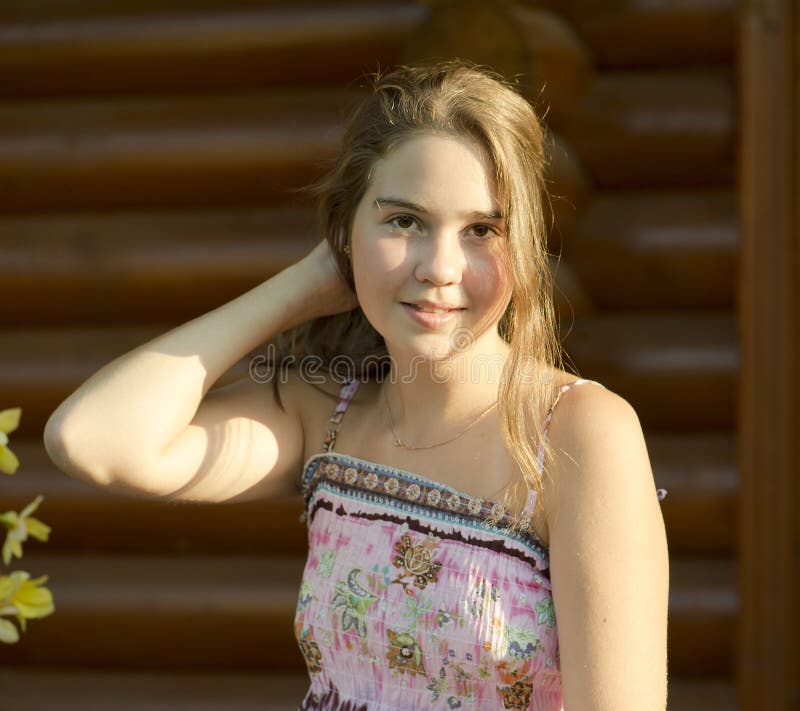 Ritratto All'aperto Della Ragazza Di 14 Anni Fotografia Stock ...