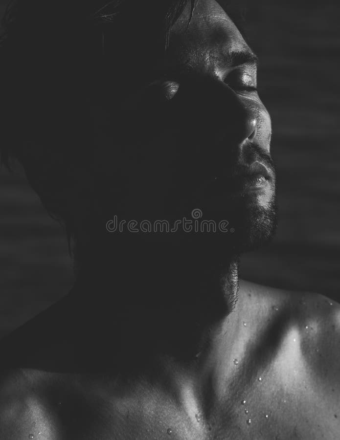 Ritratto Atmosferico Scuro Di Un Uomo Rilassato Fotografia Stock