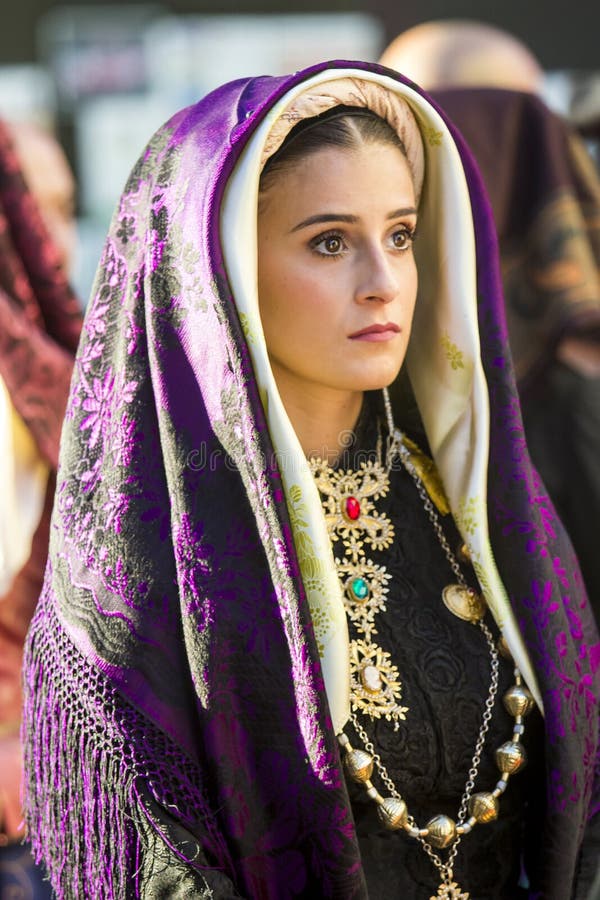 Ritratto in Costume Sardo Tradizionale Fotografia Stock Editoriale ...