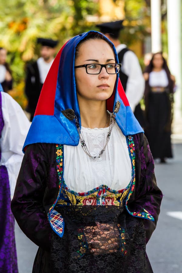 Ritratto in Costume Sardo Tradizionale Fotografia Stock Editoriale ...
