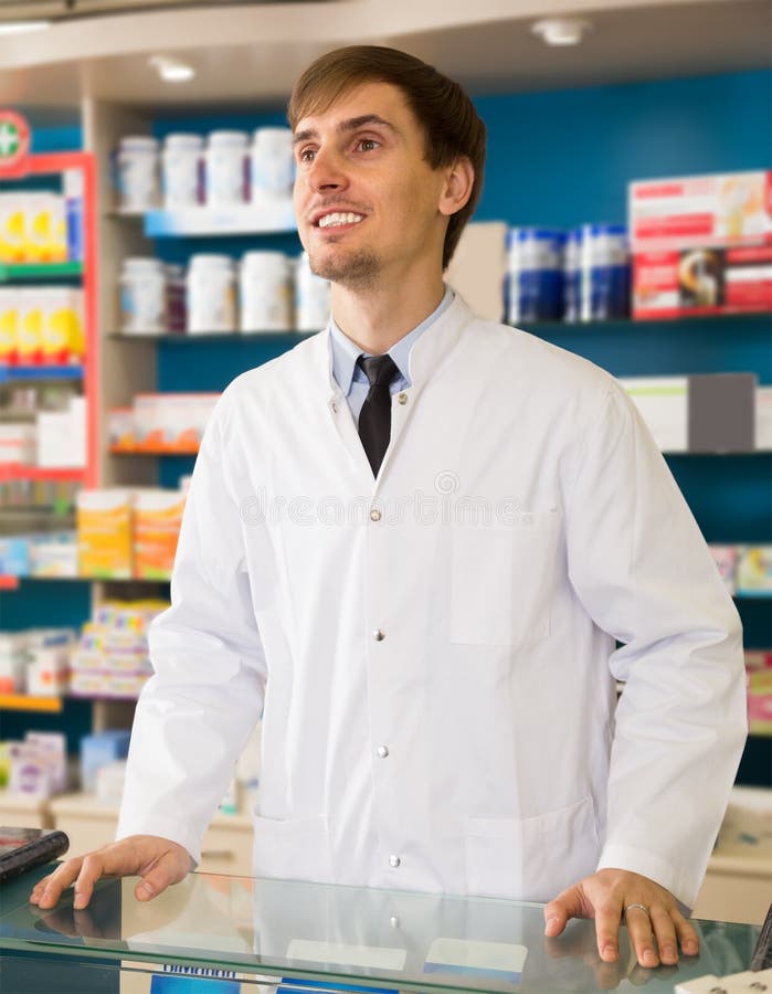 Ritratto Dei Farmacisti Maschii Professionisti Immagine Stock ...