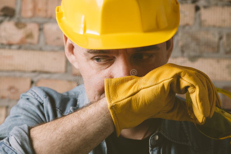 Ritratto Del Muratore Con Il Cappello Giallo Immagine Stock - Immagine ...