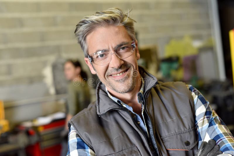Ritratto Dell'operaio Metallurgico Immagine Stock - Immagine di fabbro ...