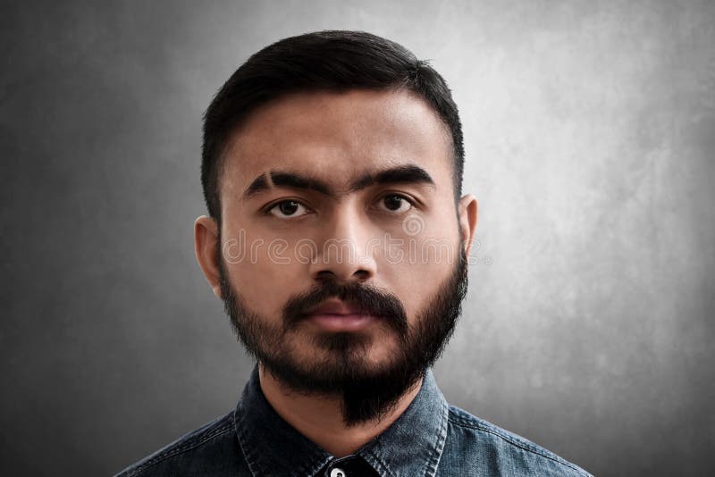 Uomo Con La Mezza Barba Rasa Sorpreso Con Il Pettine Dei Capelli Della ...