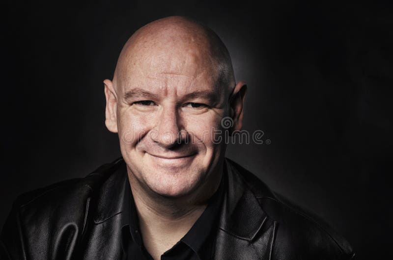 Ritratto Dell'uomo Con La Testa Rasa Fotografia Stock - Immagine di ...