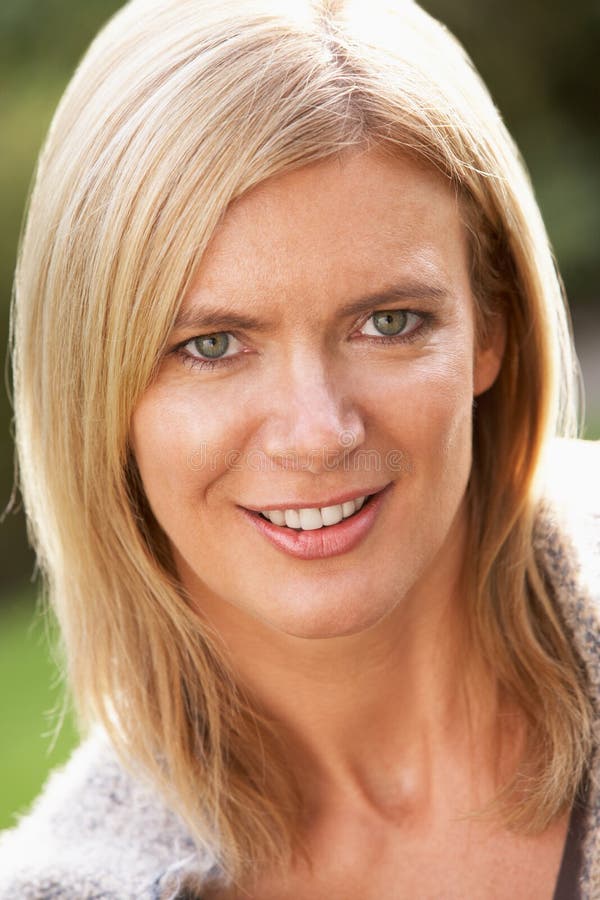 Ritratto Della Donna Bionda Sorridente All'aperto Fotografia Stock ...