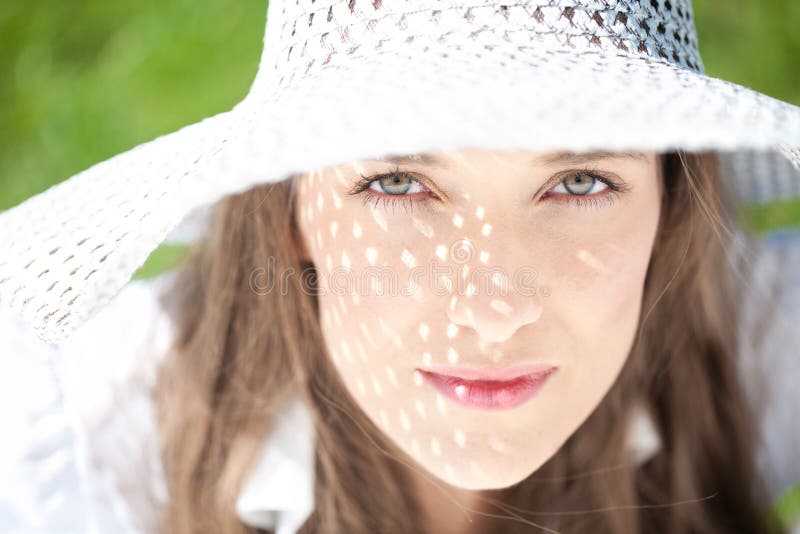 Ritratto Della Donna Con Il Cappello Bianco Fotografia Stock - Immagine ...