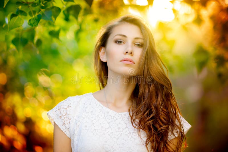 Ritratto Di Donna in Estate Immagine Stock - Immagine di modello ...