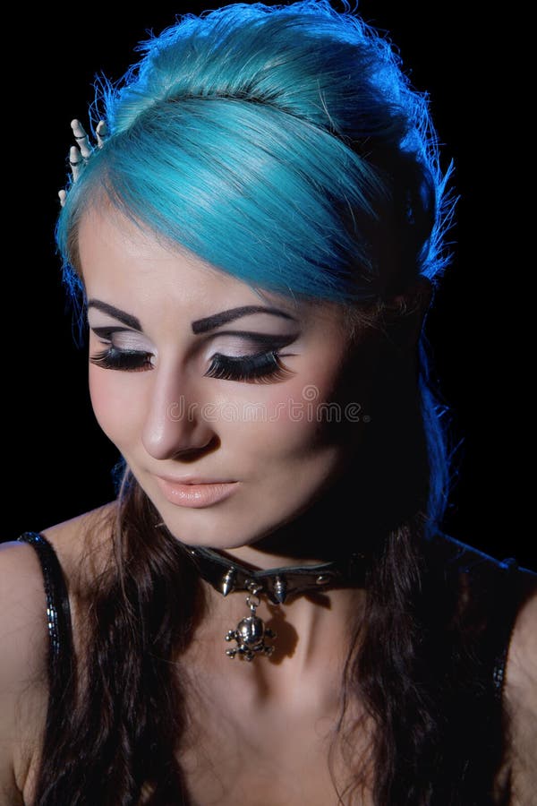 Donna Gotica Con I Capelli Blu Che Si Trovano Con Le Rose Bianche ...