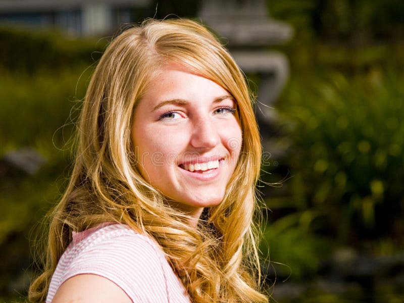 Ritratto Della Giovane Donna Immagine Stock - Immagine di ritratto ...