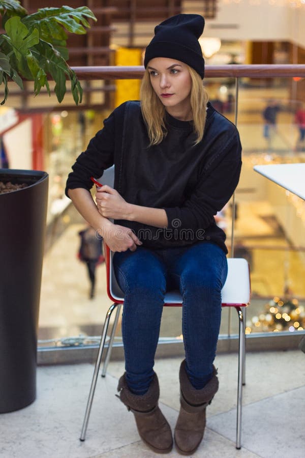 Ritratto Della Ragazza Alla Moda Nel Centro Commerciale Fotografia ...