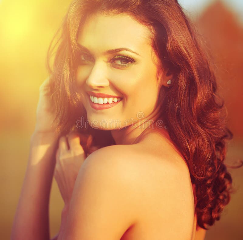 Ritratto Della Ragazza Del Sole Di Bellezza. Fotografia Stock ...